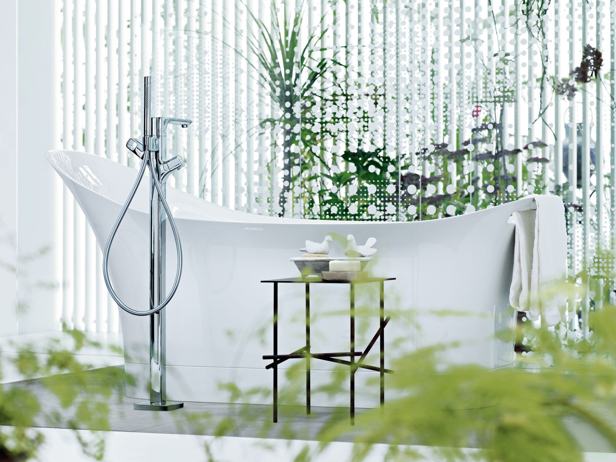 Une salle de bain design joliment zen avec des plantes - Mooze